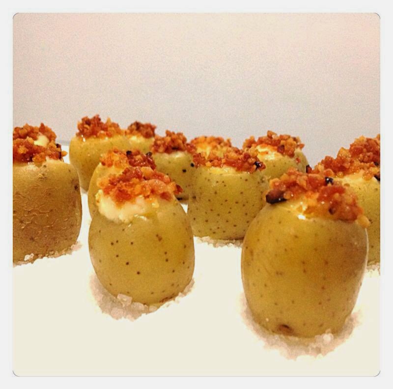 Duas Amigas Mil Receitas: MINI BATATAS RECHEADAS COM CATUPIRY E BACON