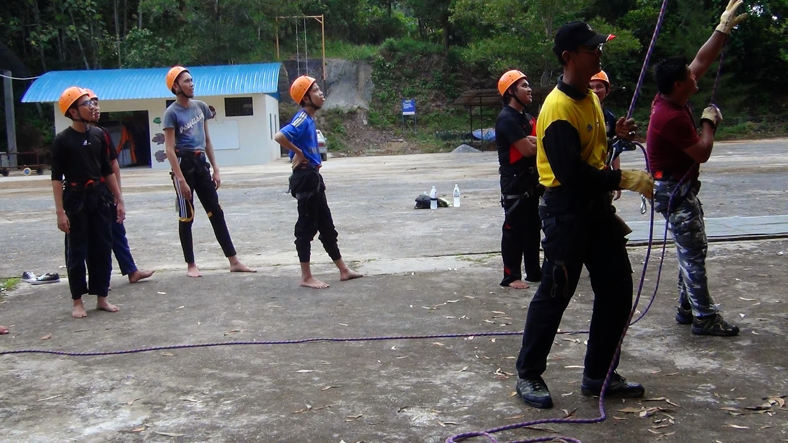 WALL CLIMBING (tembok tiruan)