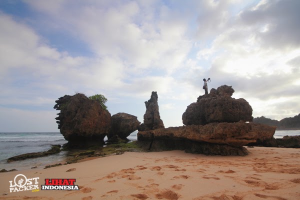 Perpustakaan Gedheg di tepian Pantai Kondang Merak, Lihat Indonesia ...