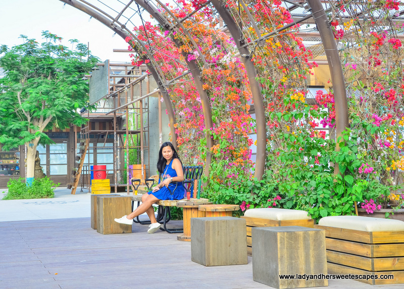 The Yard in Last Exit Al Khawaneej: Of Love Locks and Food Trucks ...