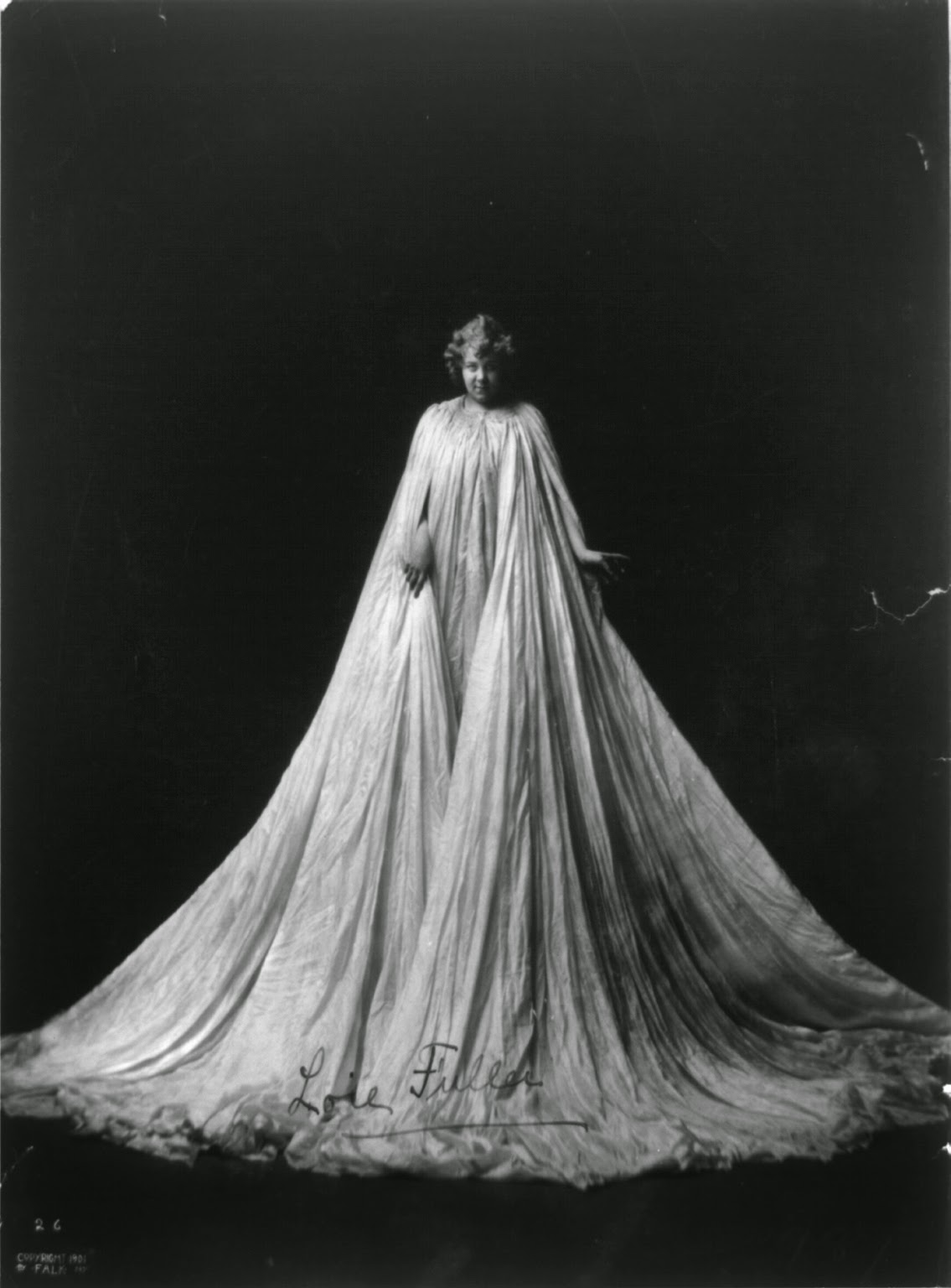Amazing Vintage Photos of Loie Fuller Dancing from the Late 19th ...