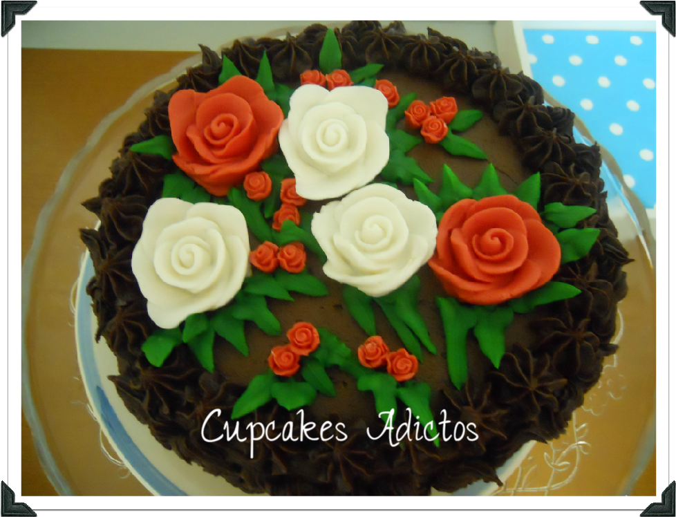 Cupcakes Adictos: Tarta de chocolate con flores sencillas