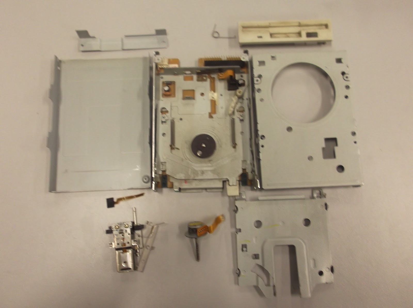 Imos lonxe: DESPIECE DE UNA DISQUETERA / FLOPPY DISK DISASSEMBLE