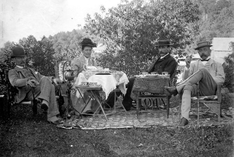 Intimate Found Photos That Capture People Having Tea Together in the ...