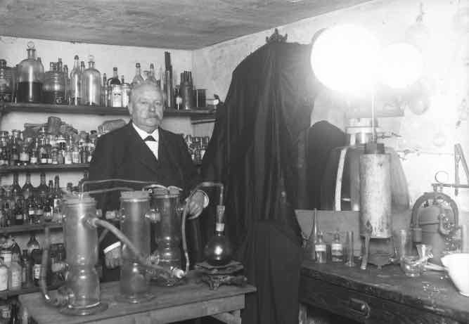 Eugène Turpin (1848 - 1927): Le laboratoire atelier d'Eugène Turpin