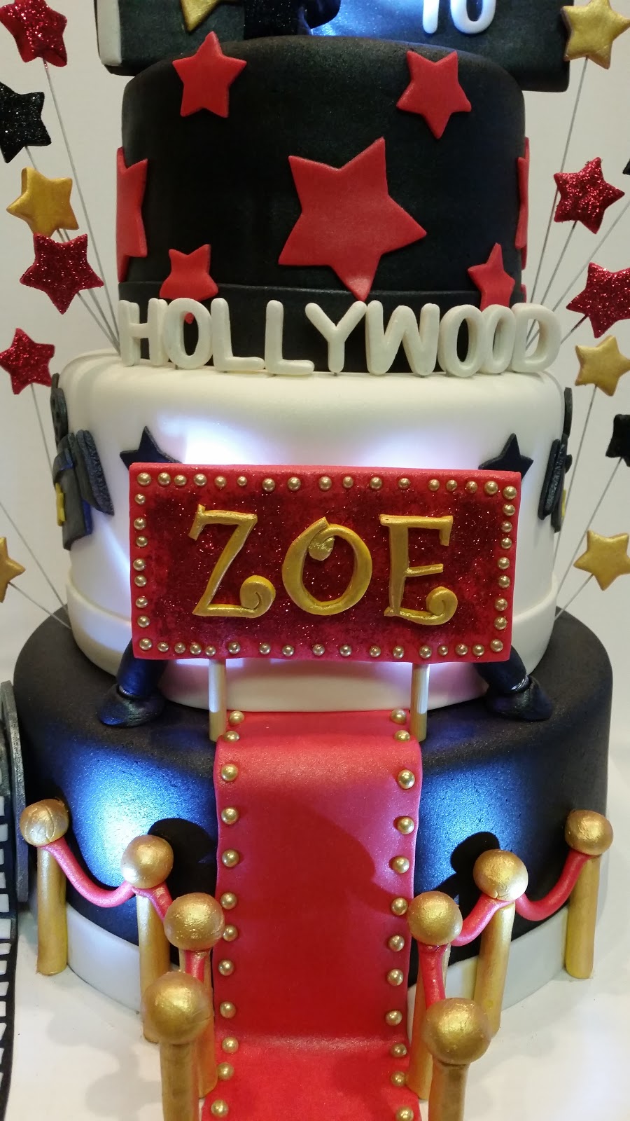 MyMoniCakes: Red Carpet Hollywood cake with real spot lights.