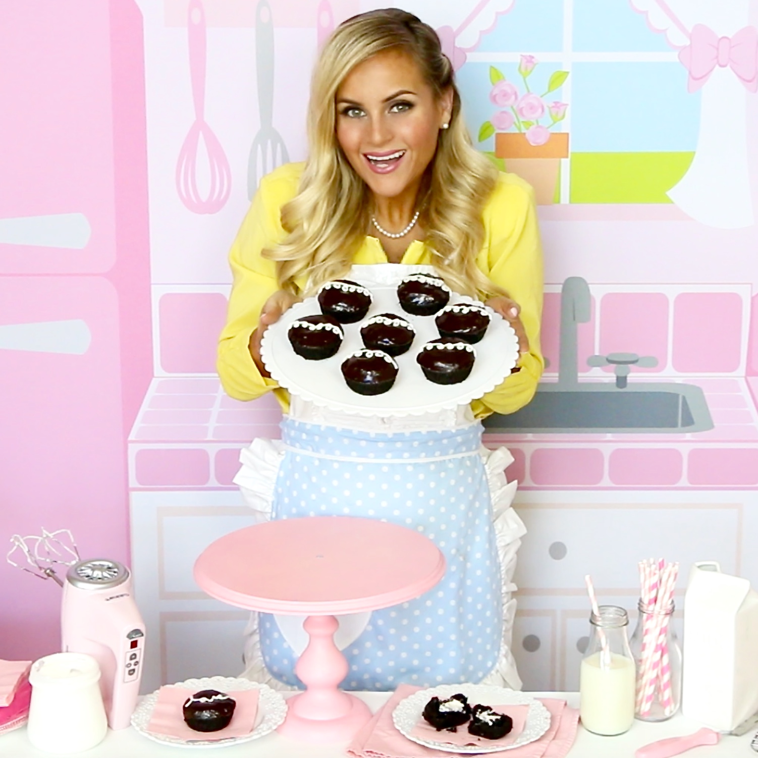 {VIDEO} Cream-Filled Chocolate Cupcakes (Homemade Hostess Copycat ...