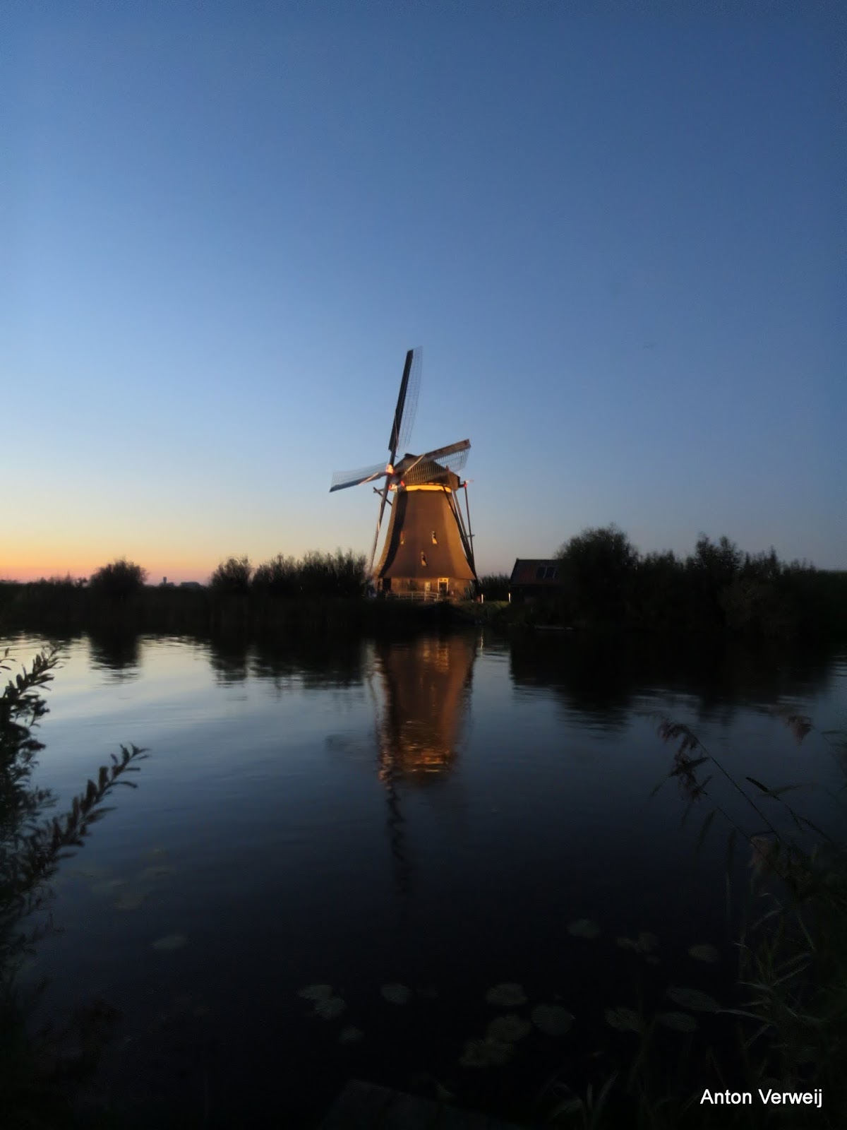 God is in de stilte: Verlichte molens van Kinderdijk (2)