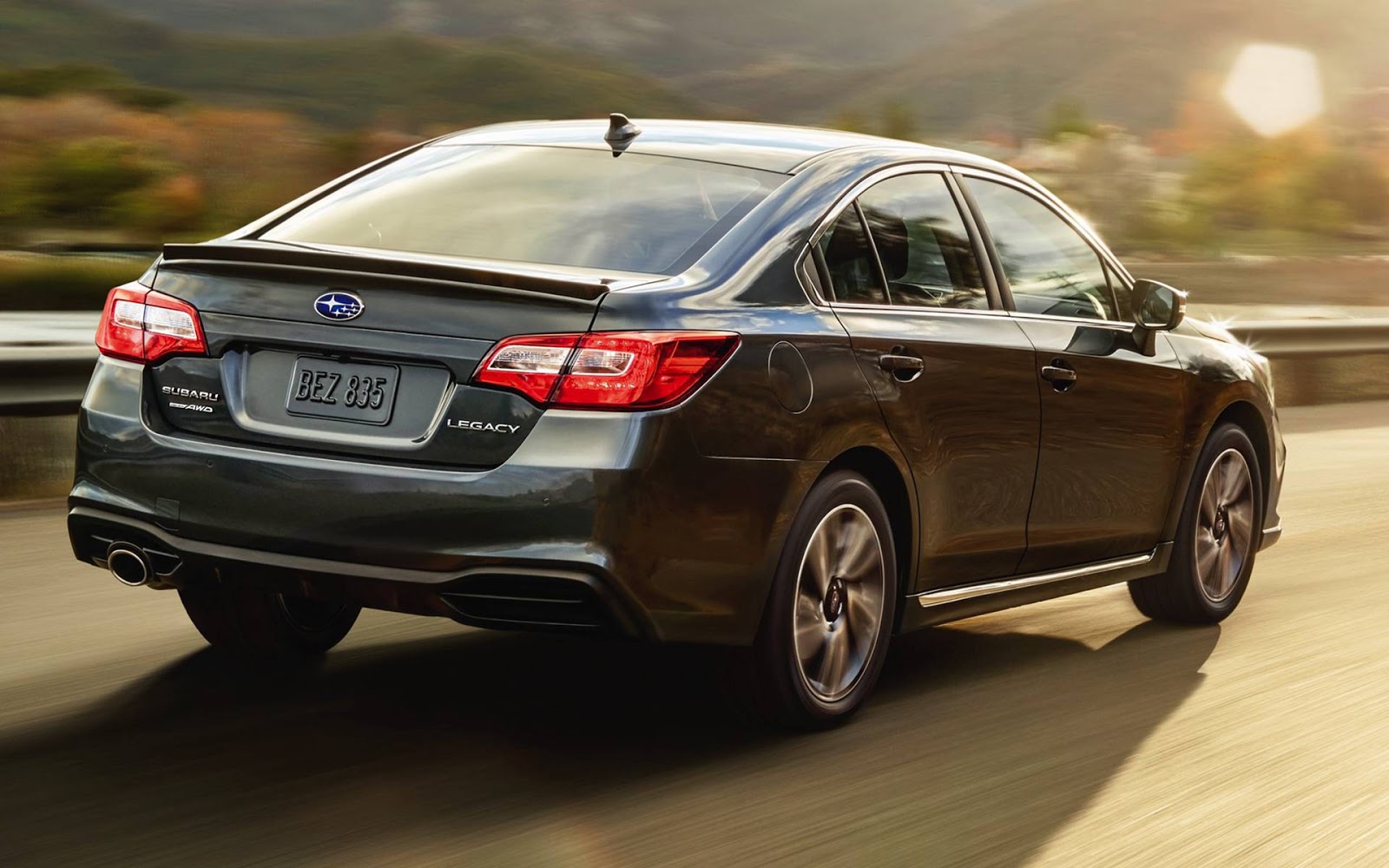 Subaru Legacy 2018: ganha facelift e interior mais premium