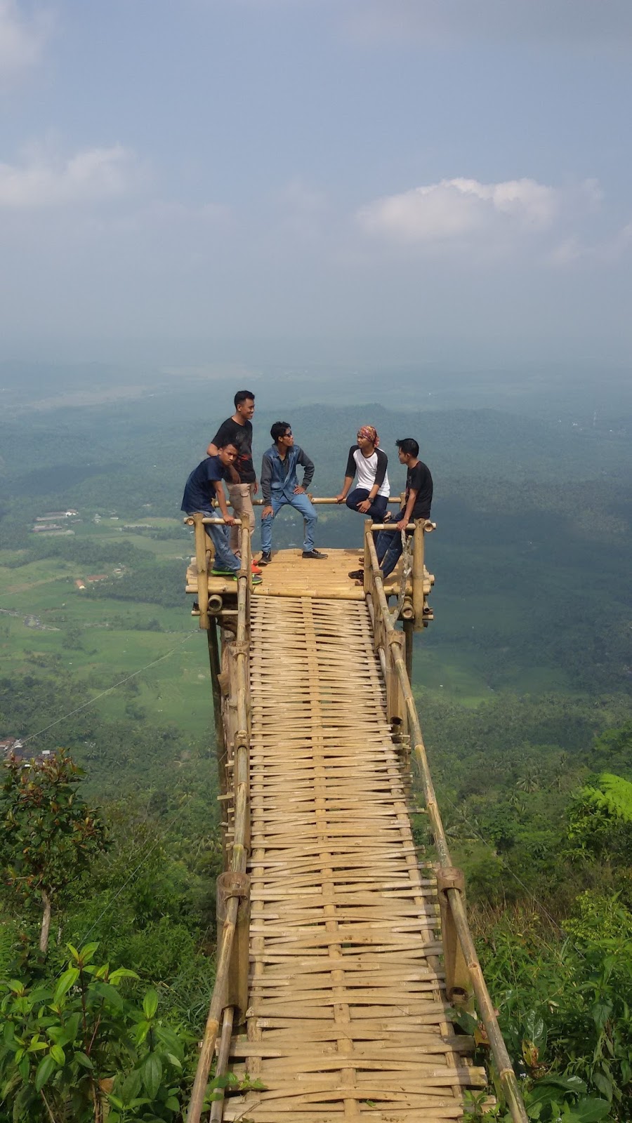 Bukti Sindaren / Jembatan Selfie Purbalingga: Jembatan Selfie - Bukit ...