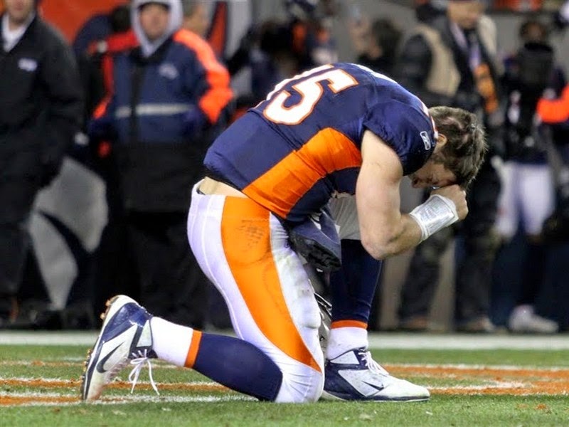 Tim Tebow Tebowing and Praying in the Ground | Sports Club Blog