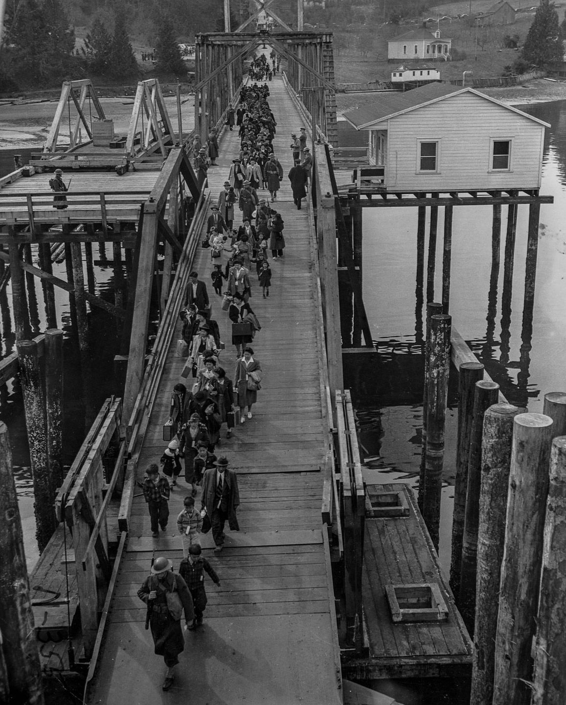 Japanese Relocation During WWII: 30 Heartbreaking Photos of Japanese ...