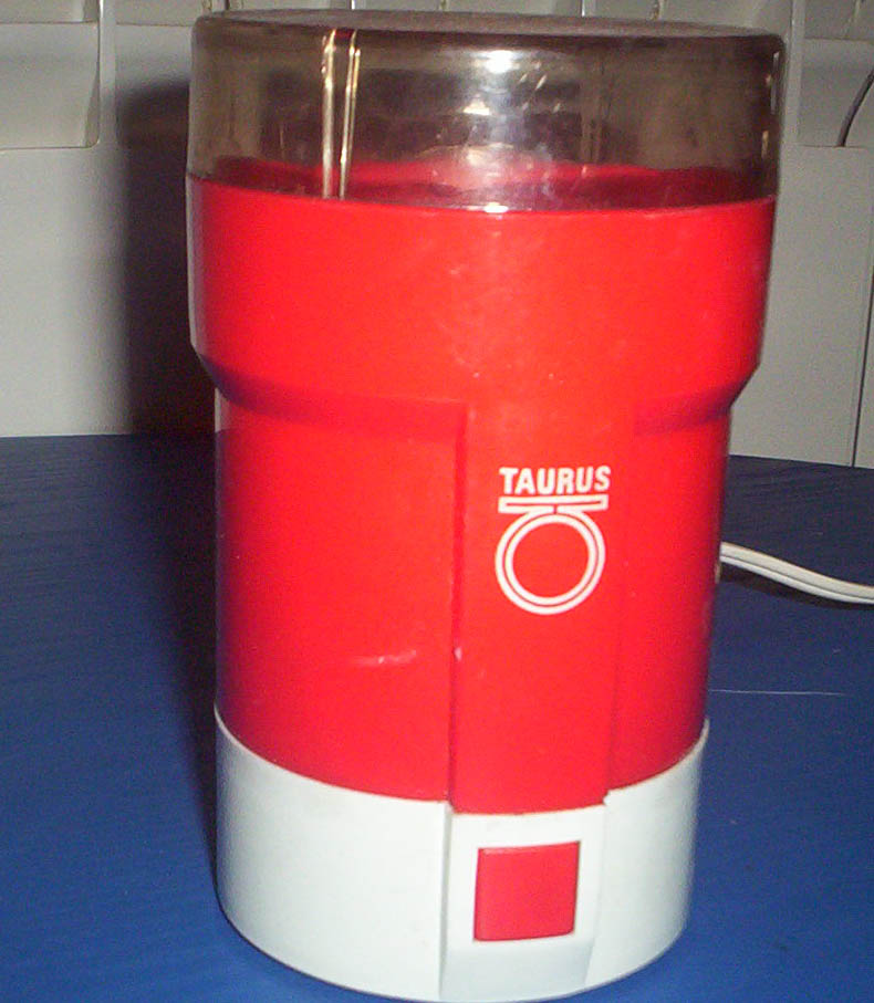 BUSCANDO EN EL TRASTERO: MOLINILLO DE CAFE TAURUS