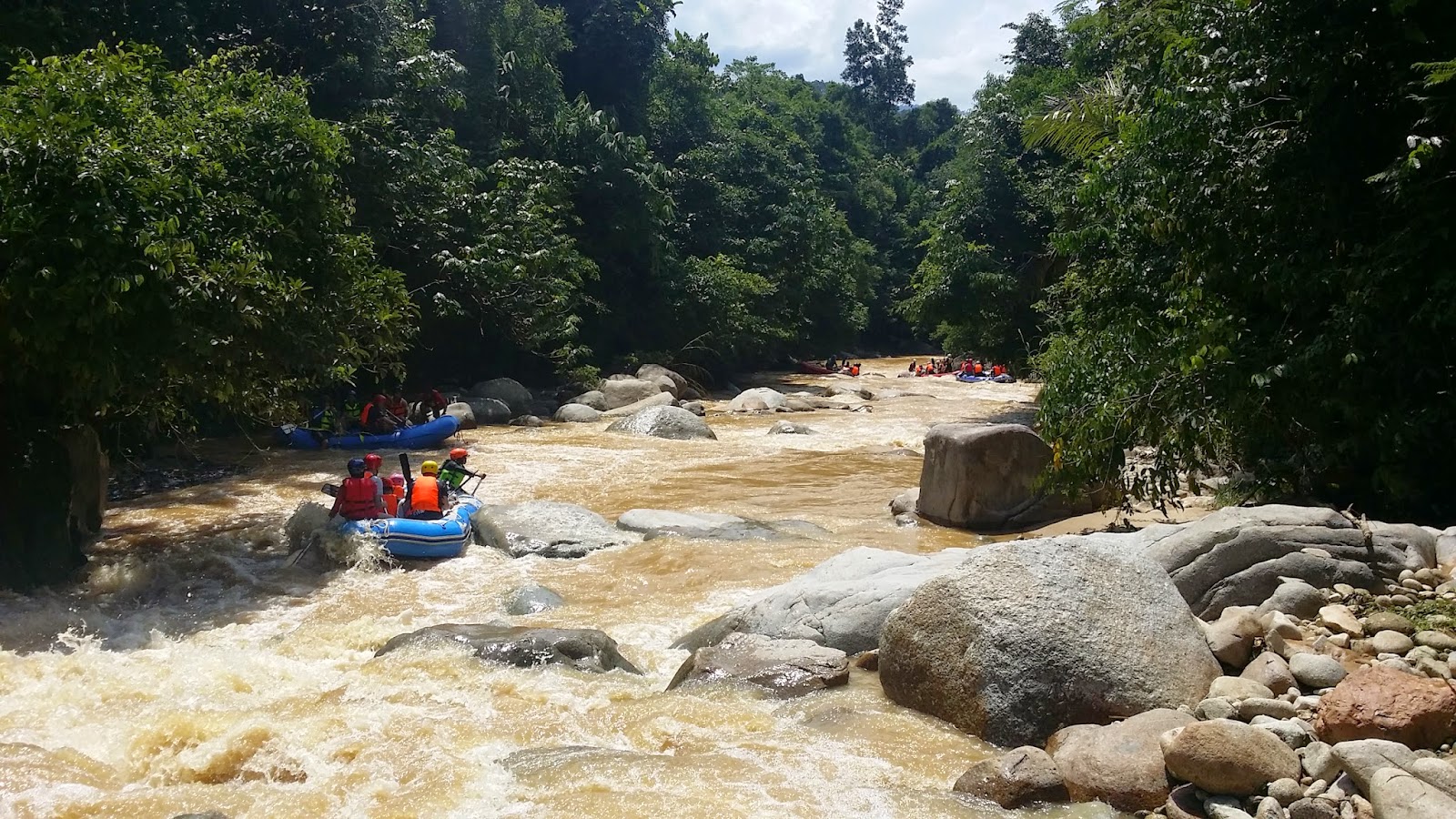 Malaysia White Water Rafting Adventure Tour: Kuala Kubu Bharu KKB White ...