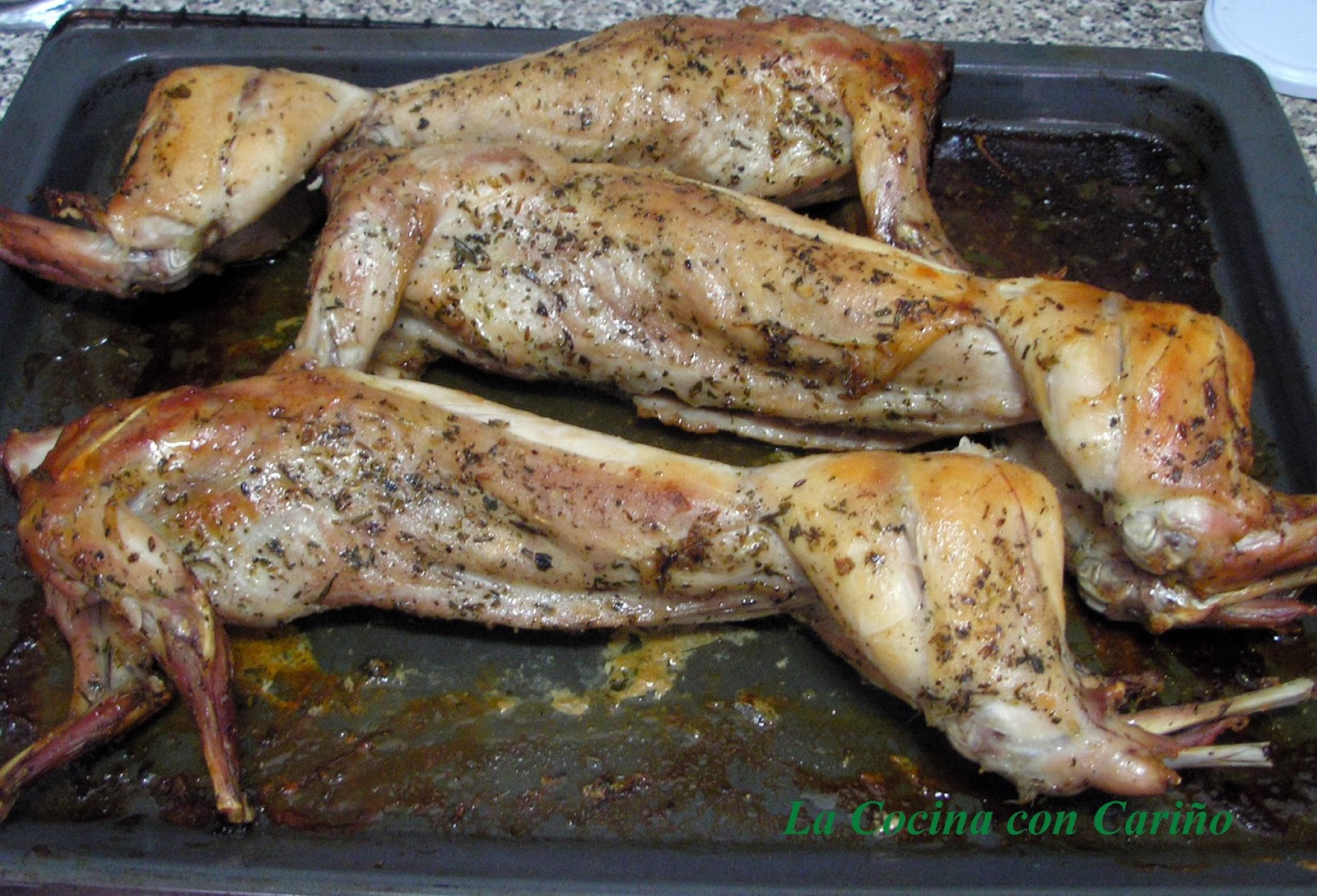 CONEJO AL HORNO CON SALSA DE VINO TINTO