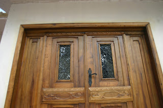 IB. Arte: porta colonial e entalhadas