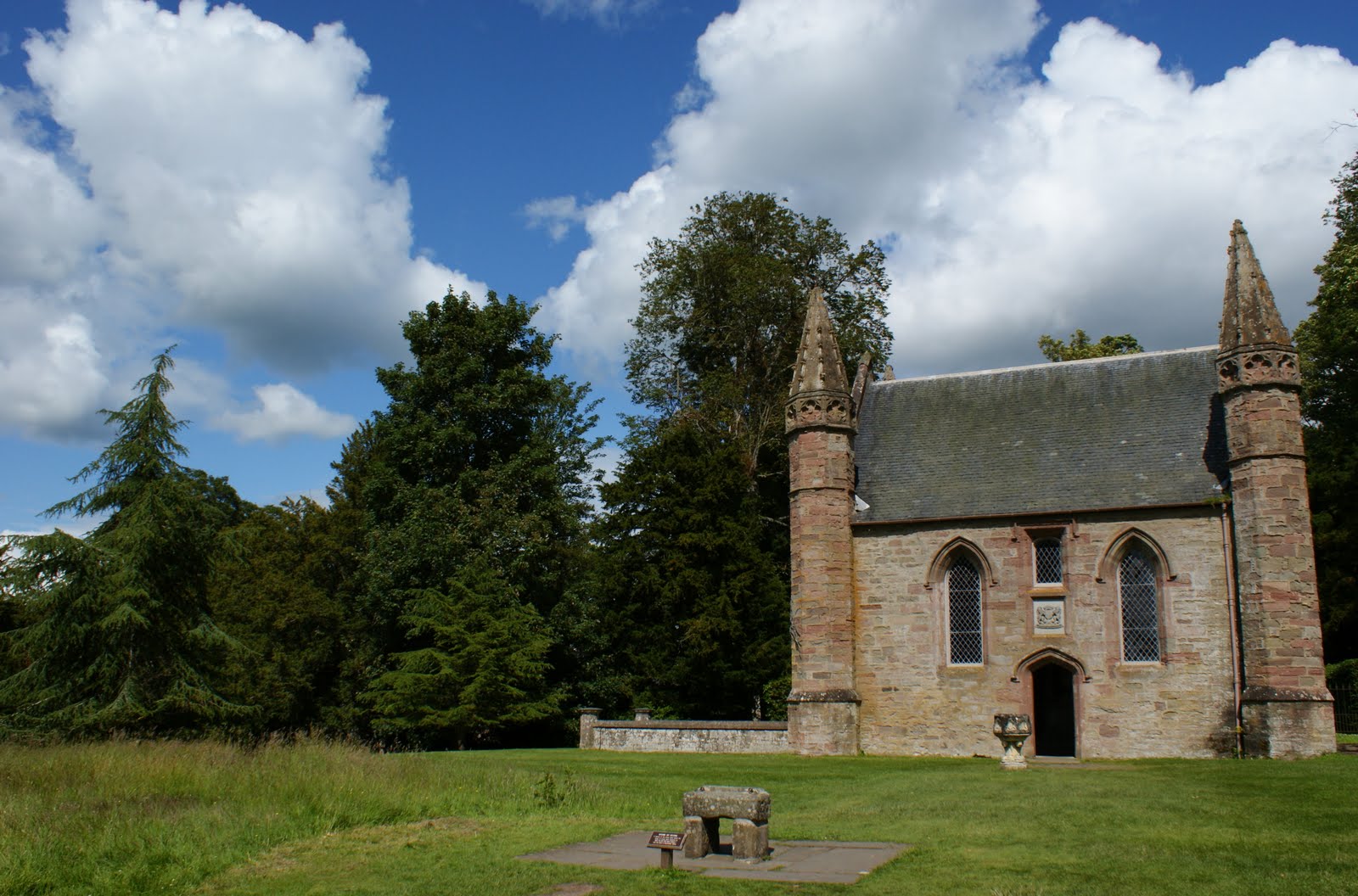 Tour Scotland: Tour Scotland Photographs Moot Hill Scone Palace