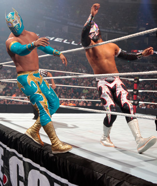 WWE In live!!!!: SIN CARA vs SIN CARA