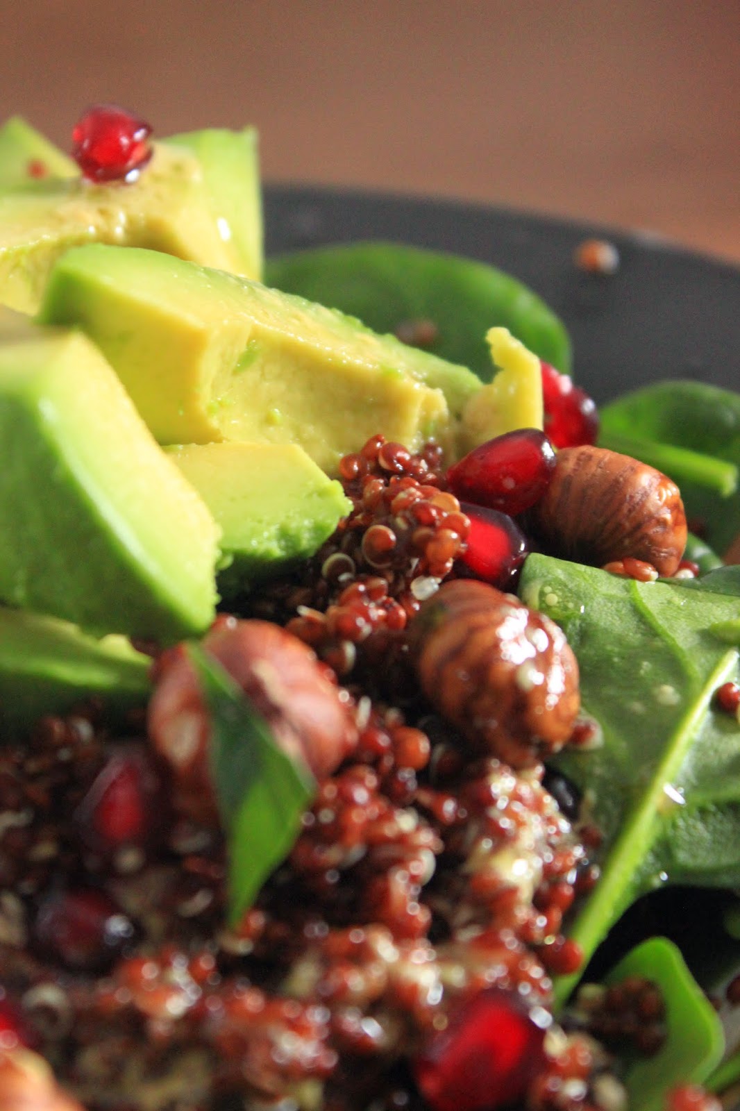 Assiette aux mille couleurs [Quinoa rouge, avocat, grenade, noisettes ...