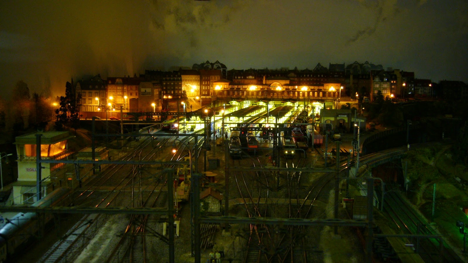 French Model Railway: Night scenes (HO scale) from the Web