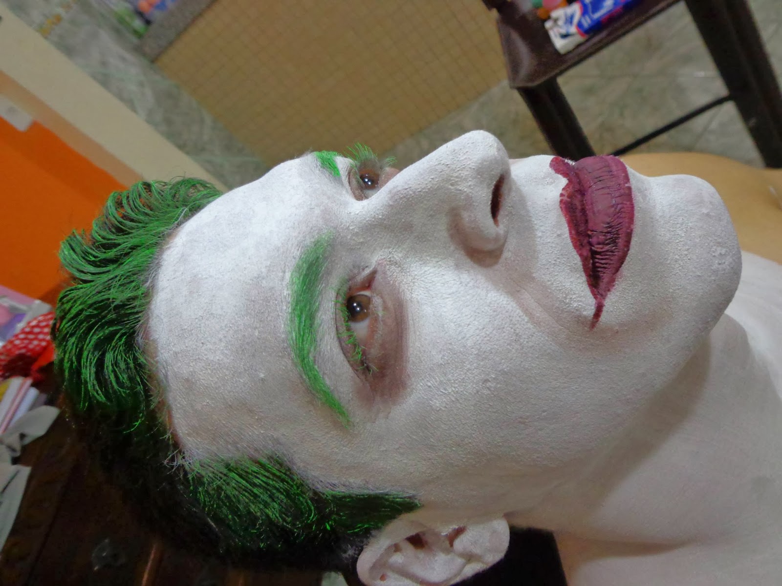 Garota DeLata: Maquiagem de caracterização: Coringa (versão clássica)