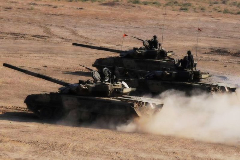 Pakistan Army's T-80UD Main Battle Tanks (MBT) In Cholistan Desert ...