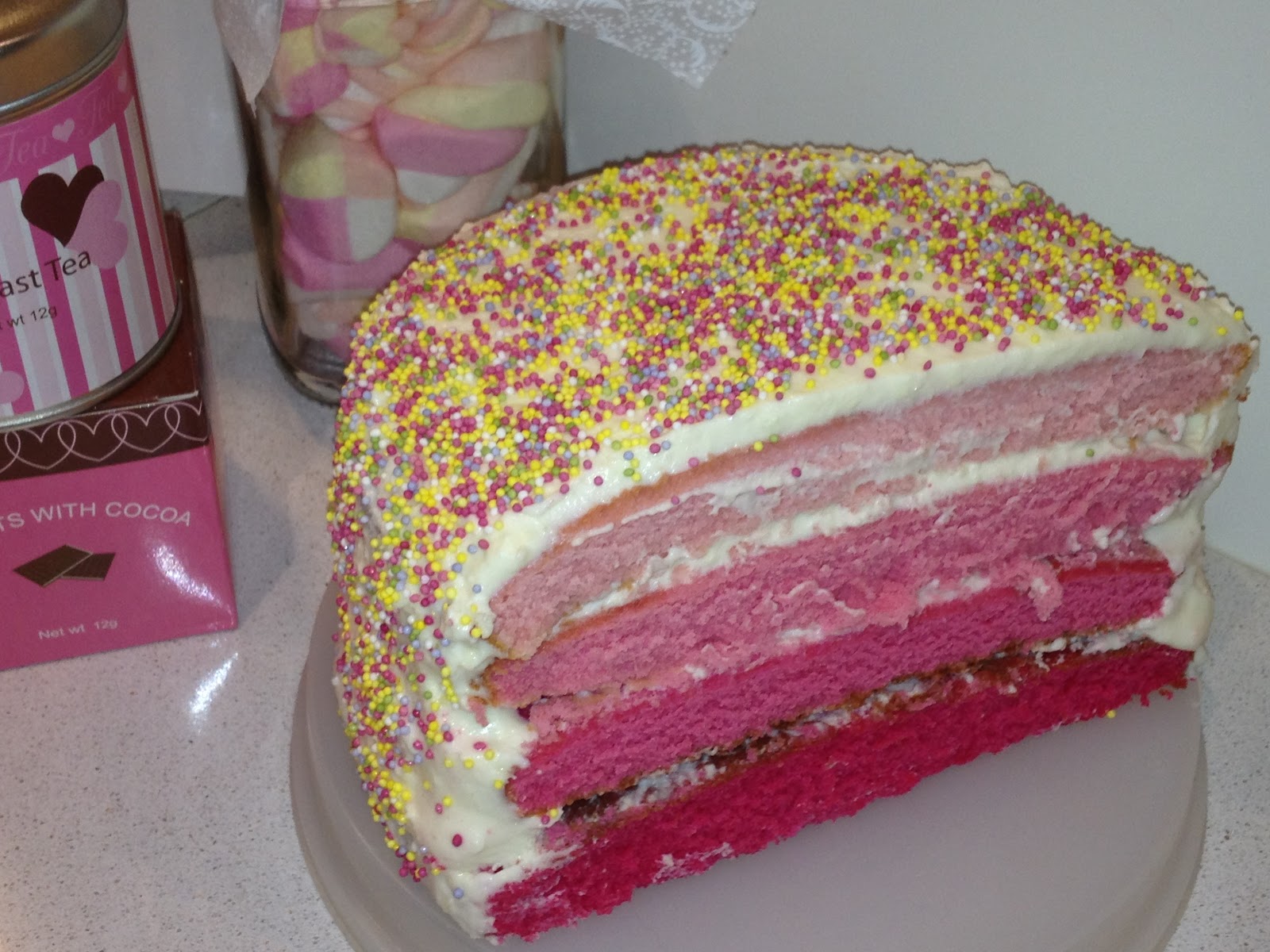 SALLY IS SWEET: Bizcocho rosa, degradado de color. Cobertura de nata&queso.