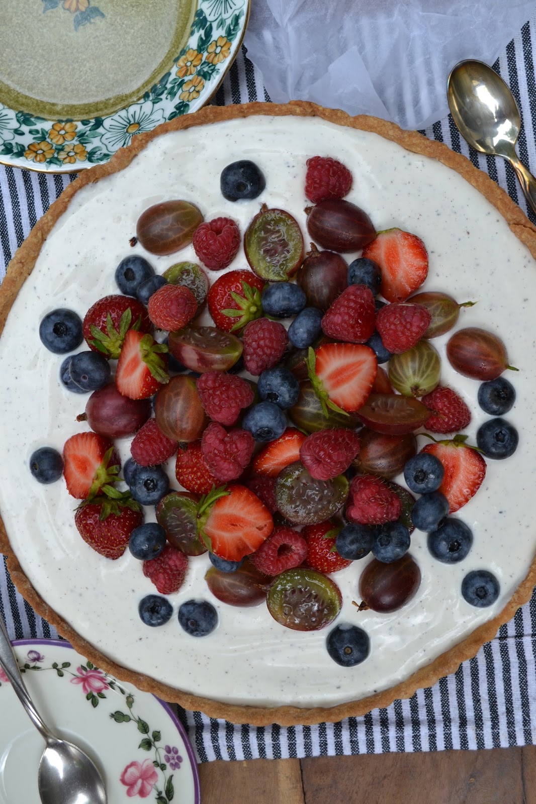 Bunte Früchte-Tart mit Ricotta-Creme - The Recipe Suitcase