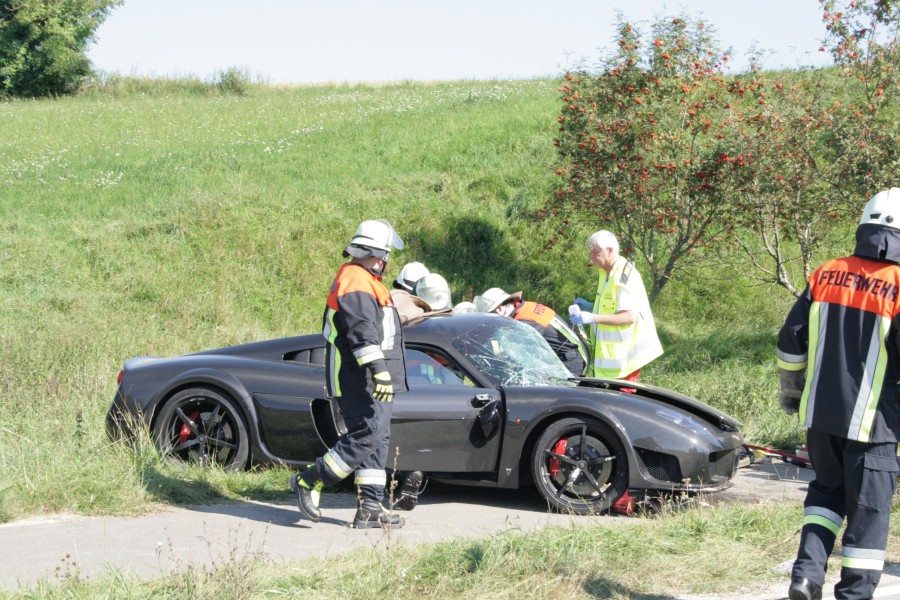 ドイツにて、希少なノーブル「M600」がフォルクスワーゲン「パサート」とクラッシュ | Creative Trend