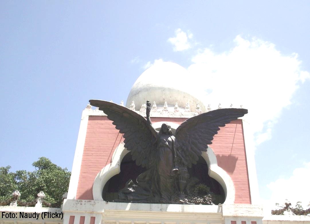 CRONICAS Y OTRAS HISTORIAS: EL MAUSOLEO DE GÓMEZ Y EL ANGEL LUZBEL