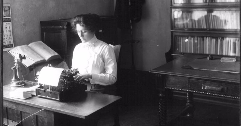 Before Computer: Here Is What People Worked With Their Typewriters in ...
