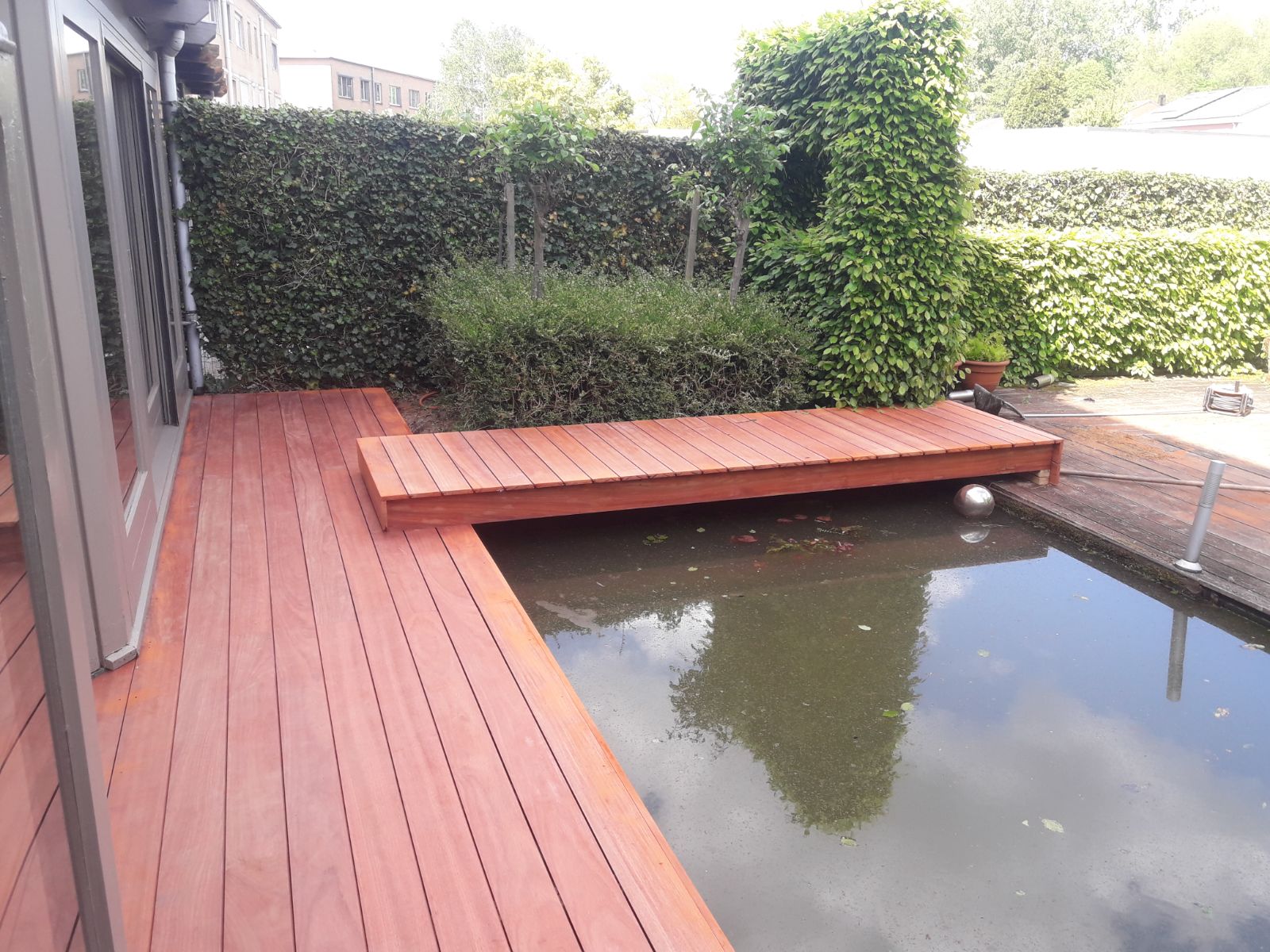 Plaatsing van Padoek terras én brug in Afrikaans Padoek hardhout in ...