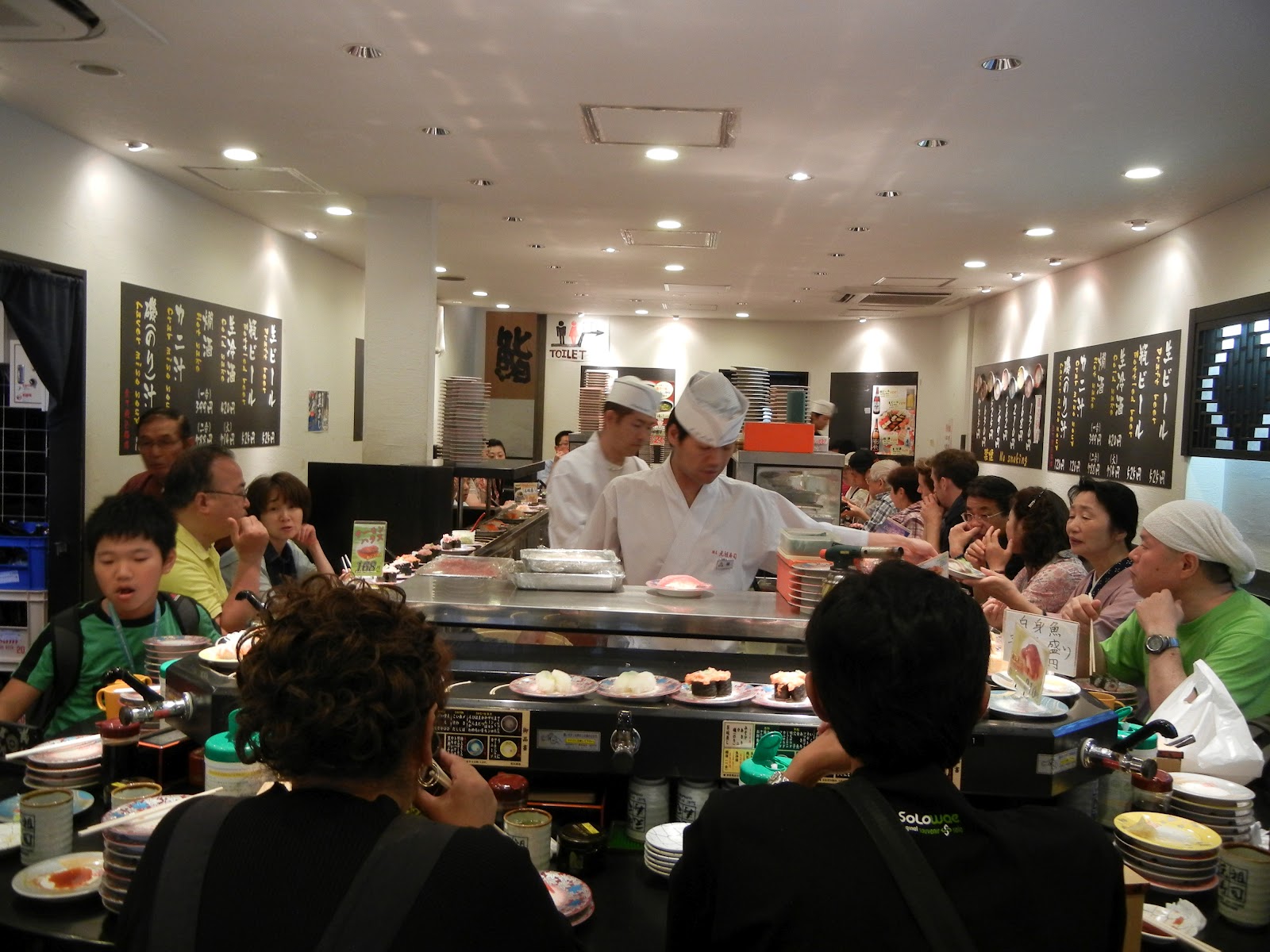 My eating life in Tokyo: Sushi-go-round restaurant in Asakusa