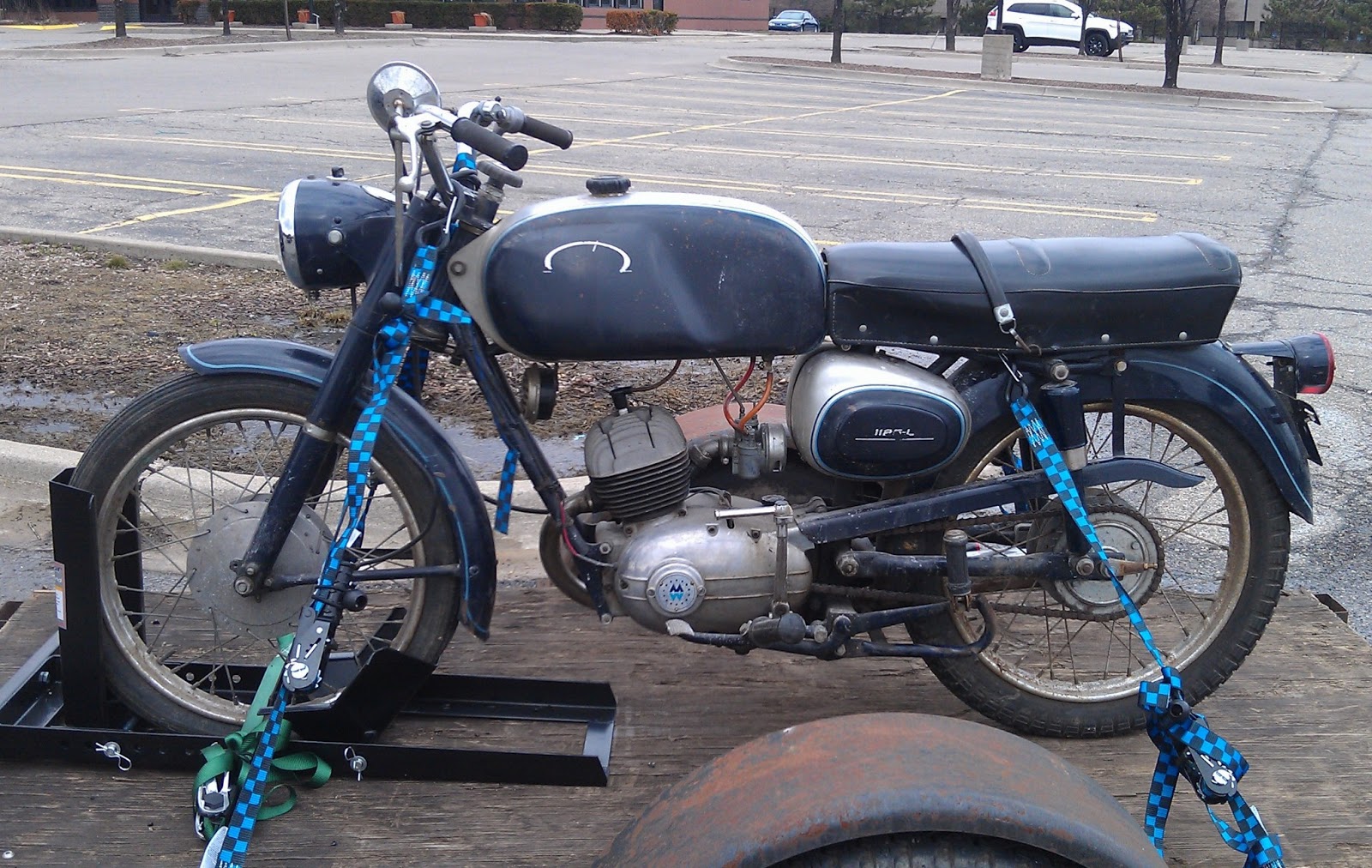 Fast is fast...: Benelli / Wards Riverside 125.