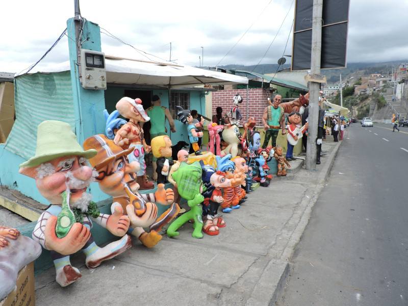 : Monigotes marcan creencias en ciudades de Ecuador