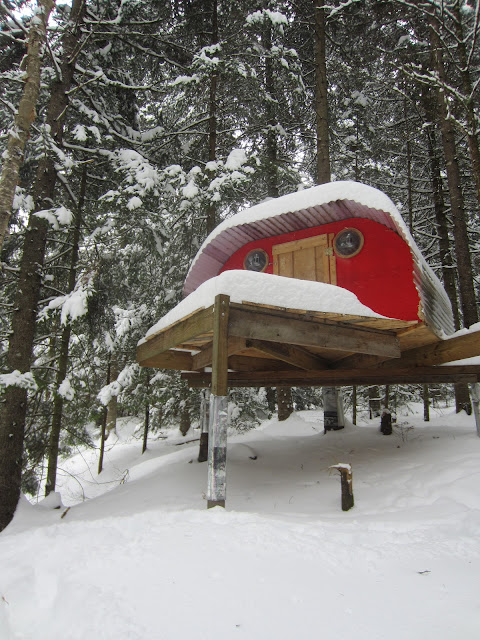 Relaxshacks.com: A Vermont Treehouse In The Snow....