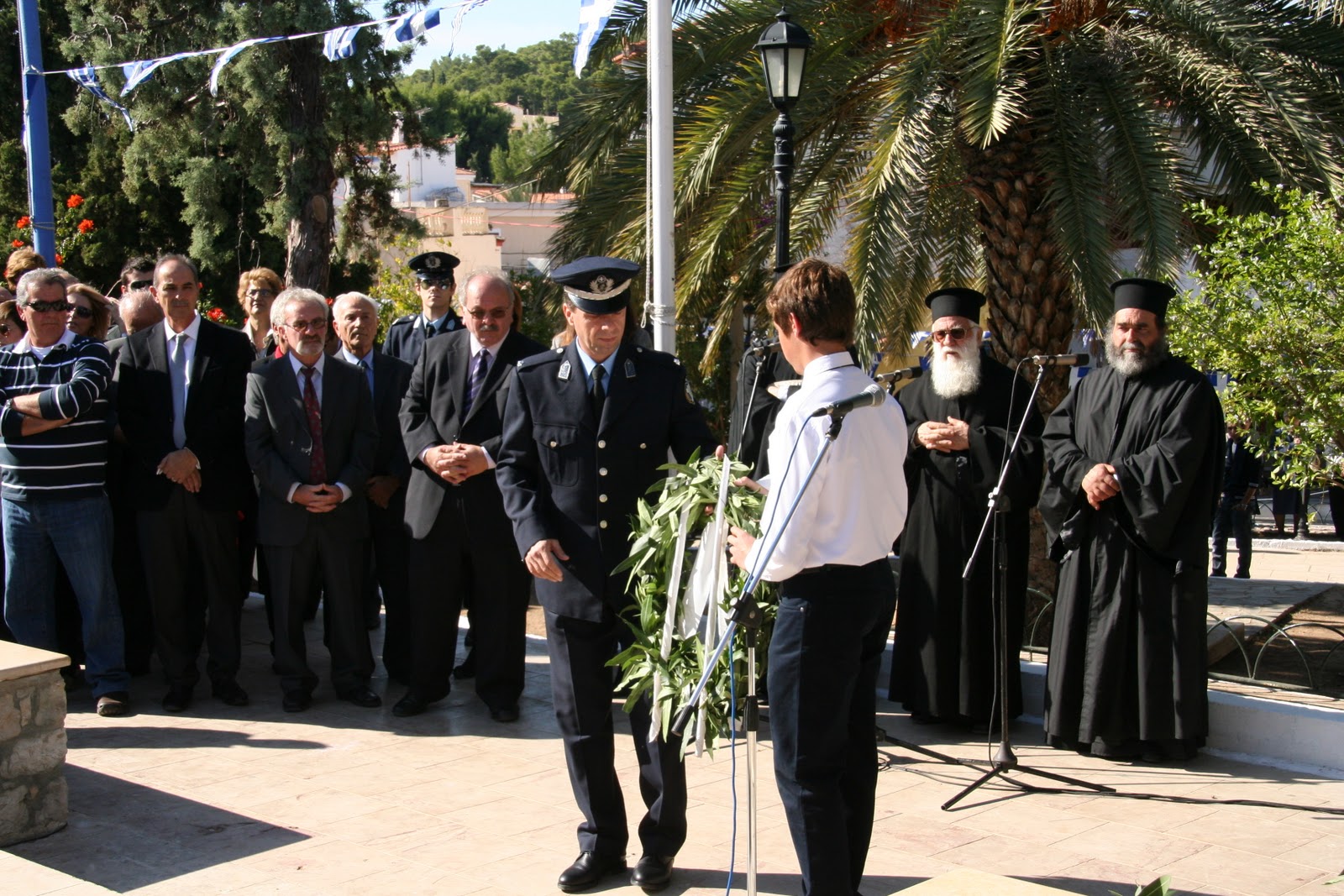 Εικονοσκόπιο News: ''ΦΩΤΟΡΕΠΟΡΤΑΖ ΑΠΟ ΤΗΝ ΚΑΤΑΘΕΣΗ ΣΤΕΦΑΝΩΝ ΣΤΟ ΚΡΑΝΙΔΙ''