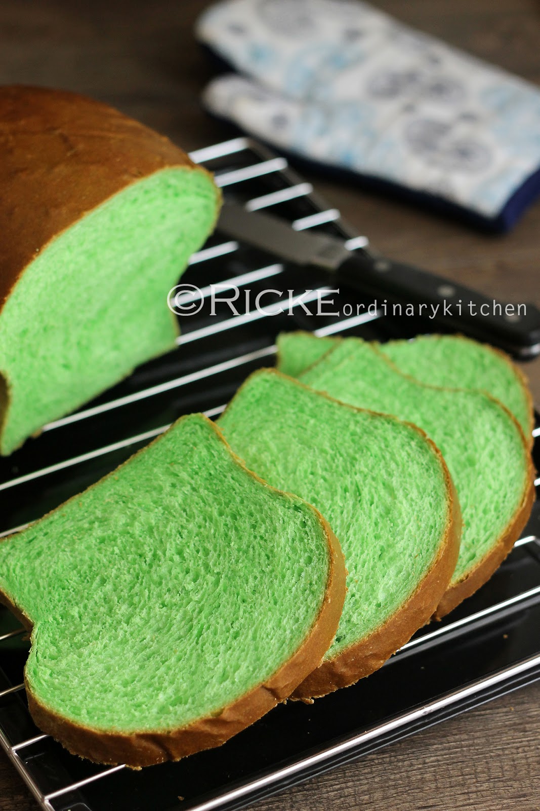 Just My Ordinary Kitchen...: ROTI TAWAR PANDAN (PANDAN LOAF BREAD)