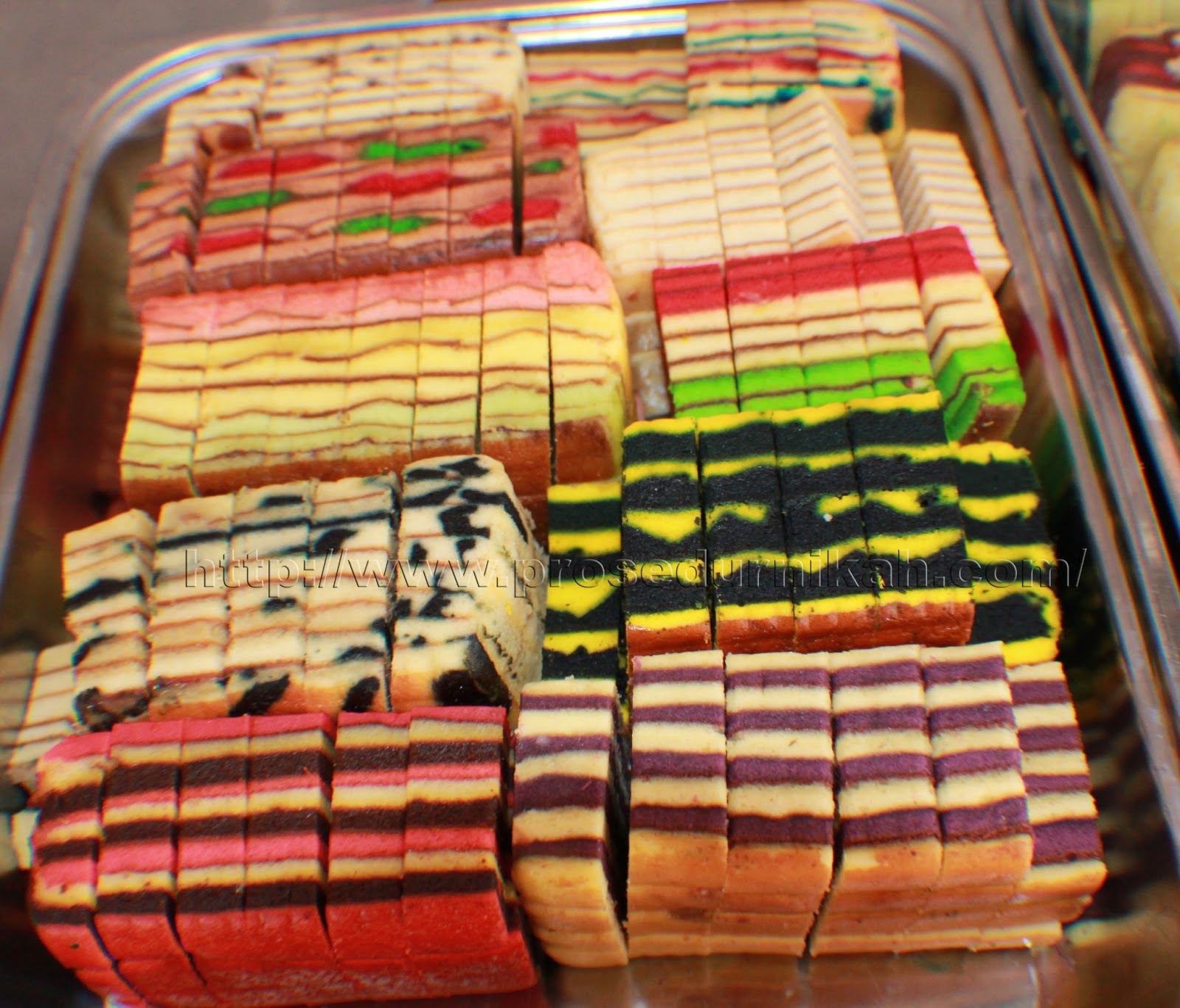 Ain Safiyyah: Last Part Kuching : Kek Lapis sarawak