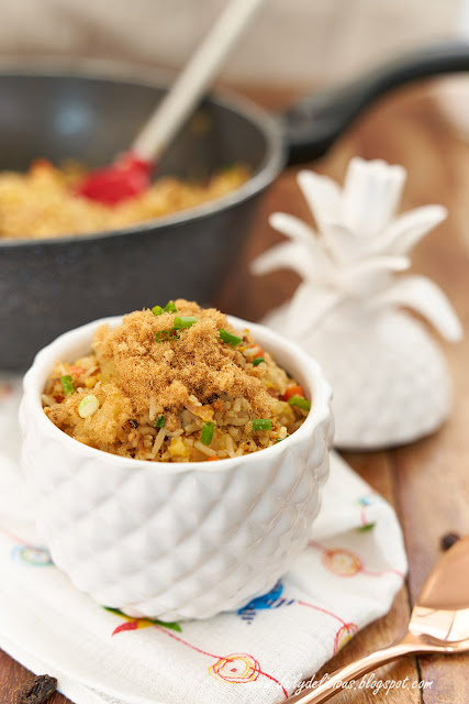 dailydelicious thai: Pineapple fried rice: savoury and sweet fried rice