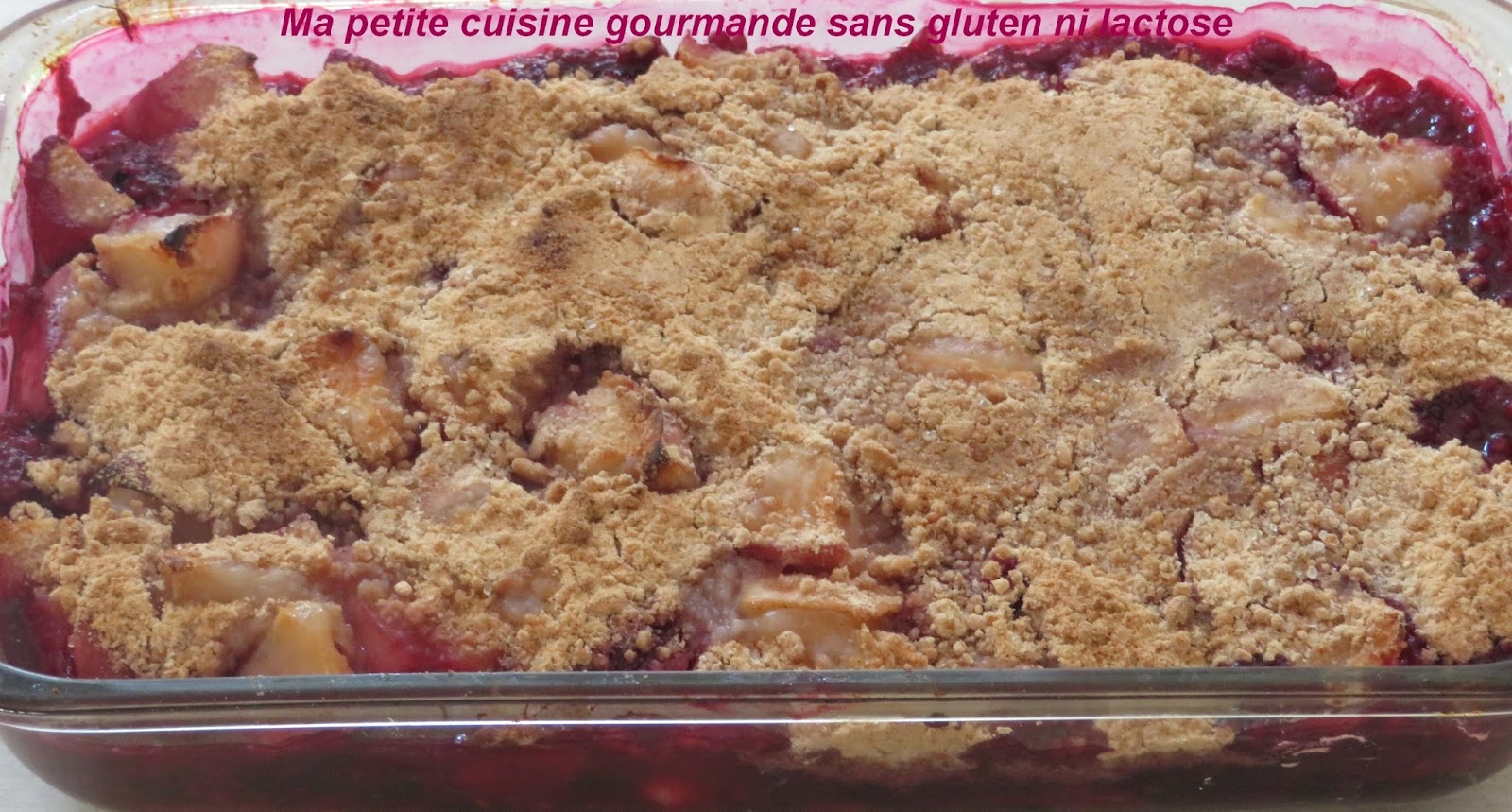 Crumble à la farine de châtaigne aux fruits rouges, aux pommes et à la ...