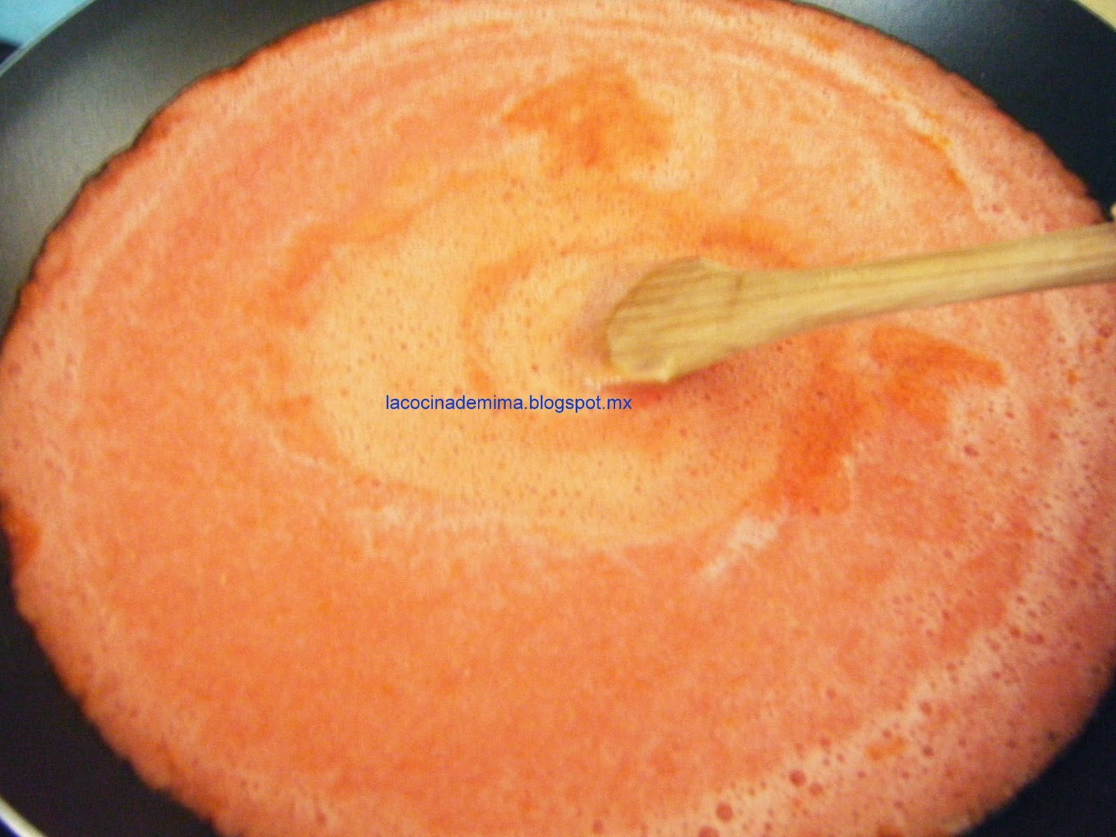 Tortitas de verduras capeadas con queso en caldillo de tomate