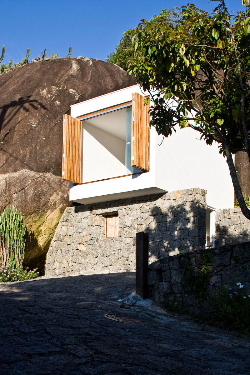 Relaxshacks.com: A tiny modern box-house in Brazil....from architect ...