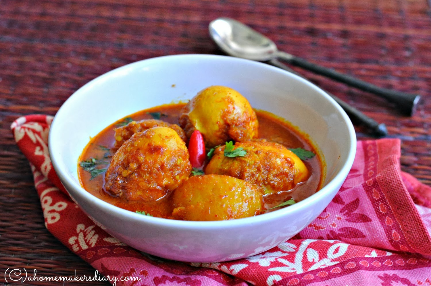 Dimer Dalna/Jhol (Bengali style Egg curry with potato) - A Homemaker's ...