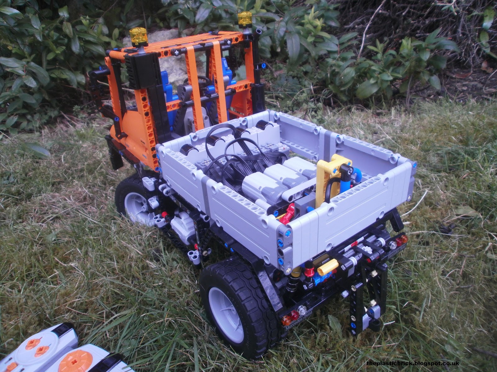 The Plastic Brick Blog: RC Lego Technic Unimog U400 8110