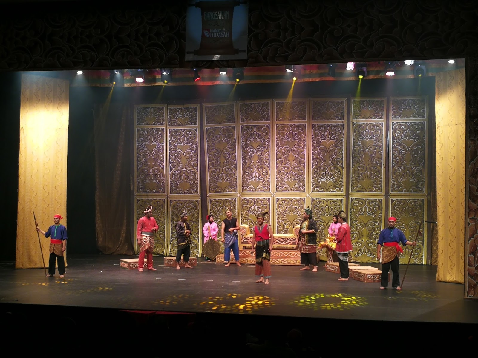 TEATER BANGSAWAN DEWA KENCANA MEMARTABATKAN SENI SILAT DAN WANITA