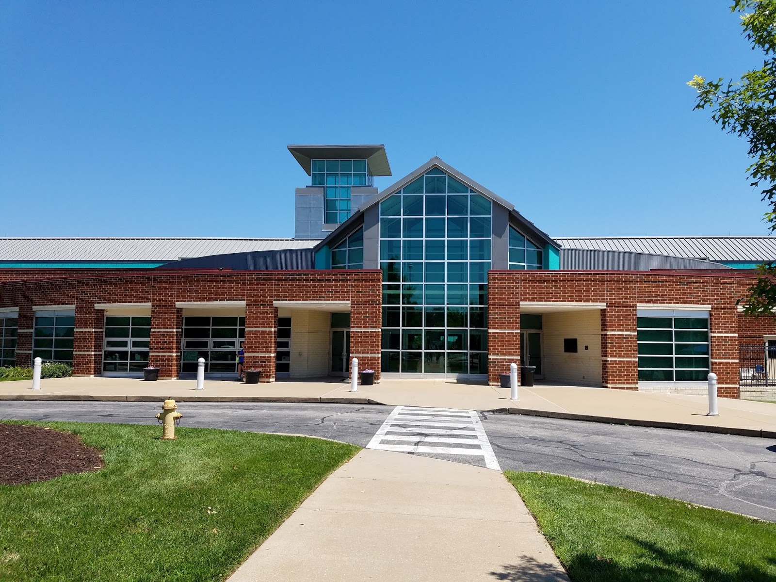 Play St. Louis: RiverChase YMCA of Fenton Outdoor Pool, Fenton