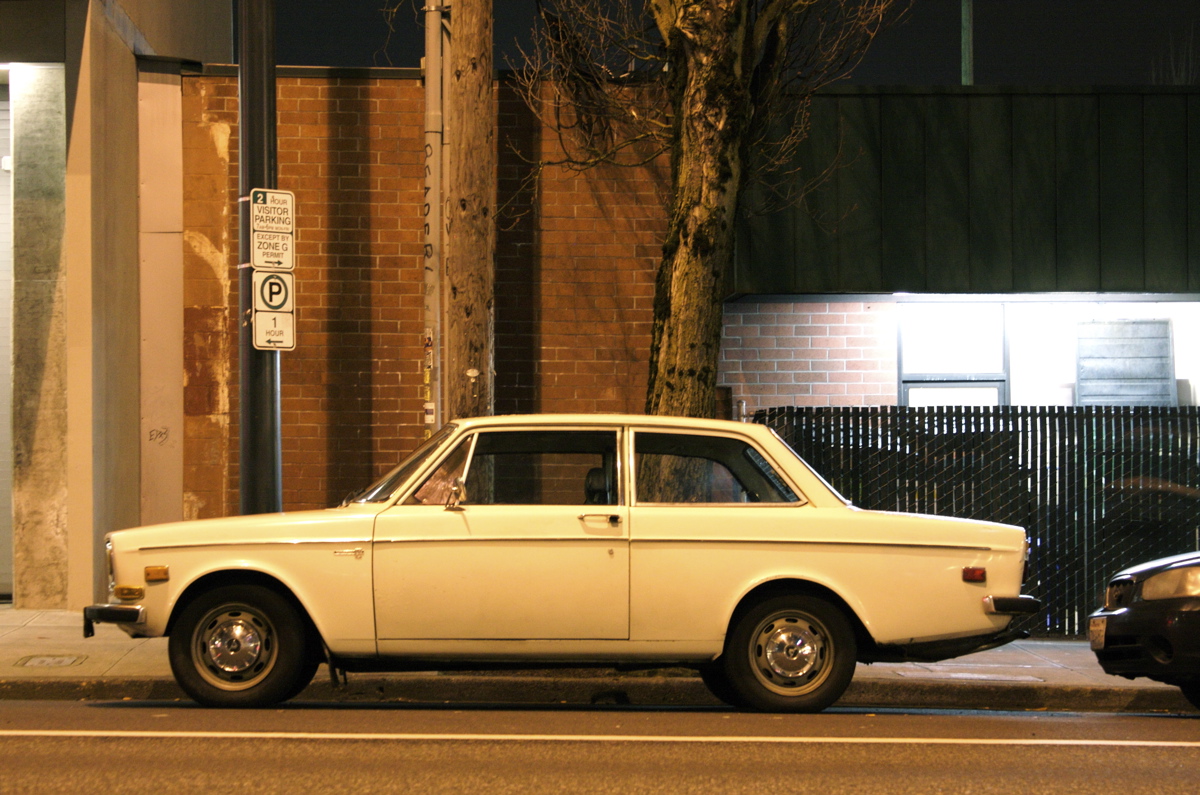OLD PARKED CARS.: 1969 Volvo 142S.