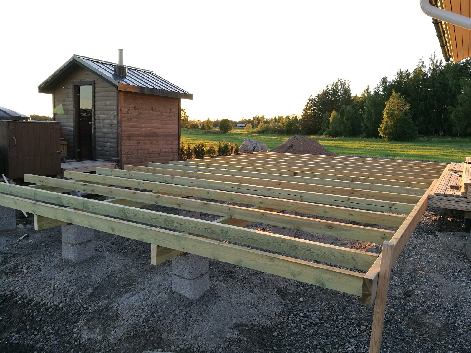 Pienisievä Sievitalo: Terassin runko