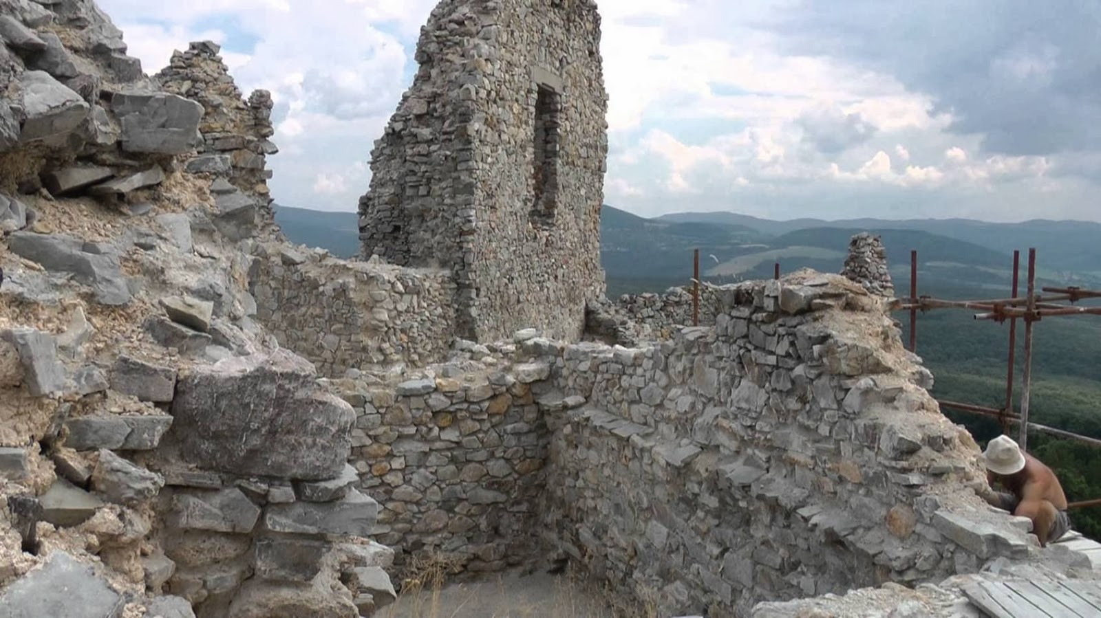 W mroku historii: Świat w ruinach - Čachtice (Słowacja)